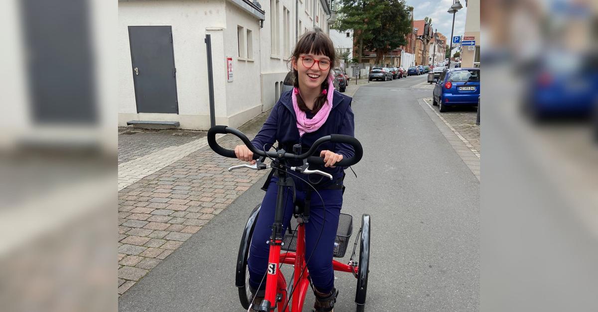 Nach Diebstahl: Neues Therapiefahrrad für Mombacherin Amelie